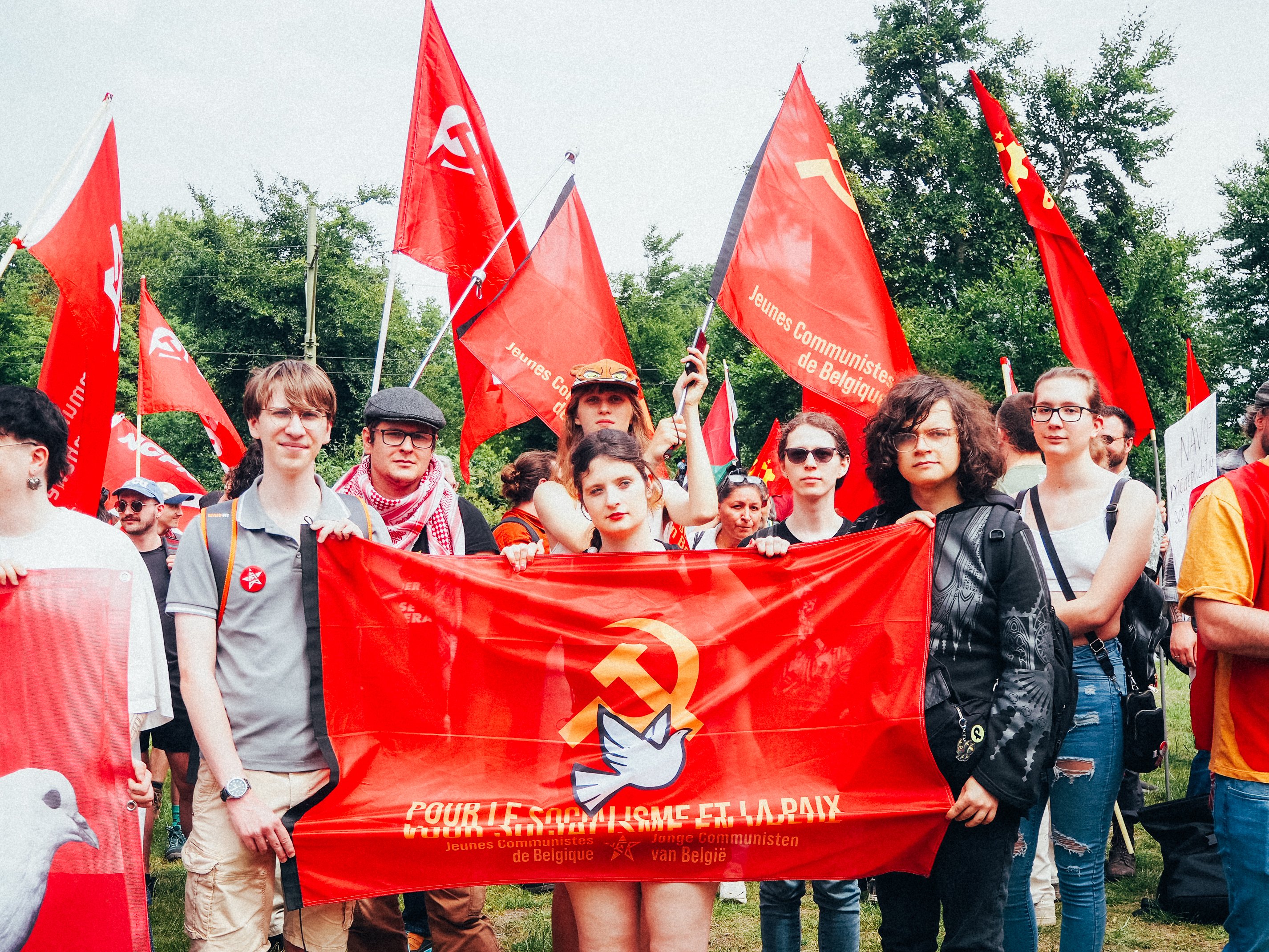 Wie zijn de Jonge Communisten van België? — Manifest, krant van de NCPN