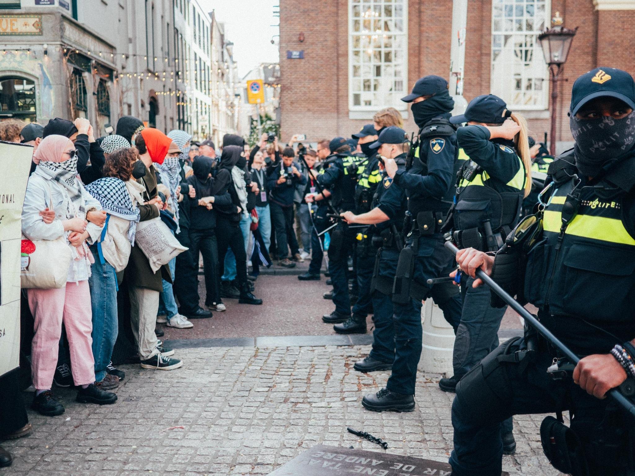 Over de heftiger wordende repressie van studenten door de overheid ...